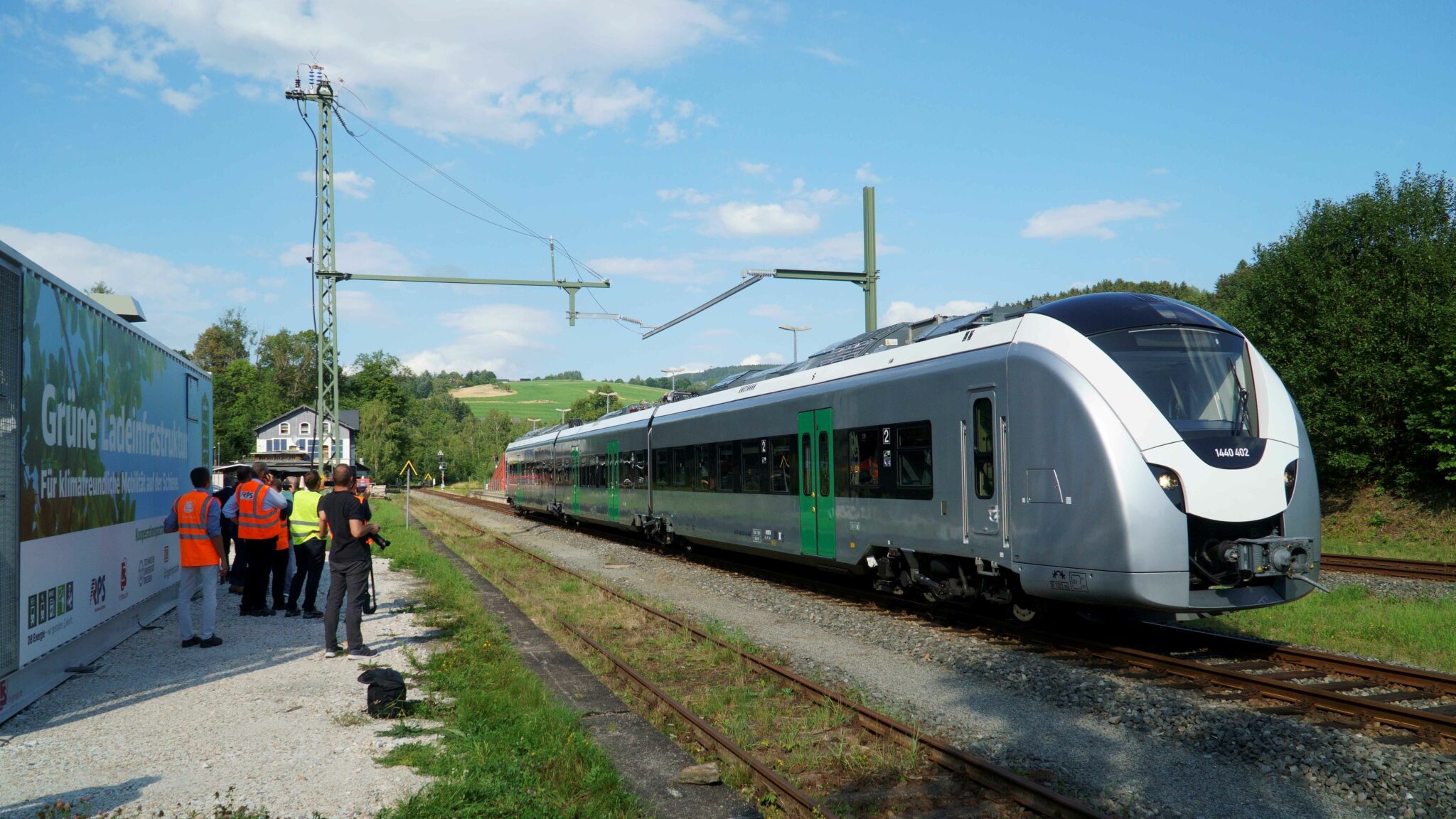 Erste Ankunft des Alstom-Akku-Triebzugs Coradia Continental BEMU an der ...